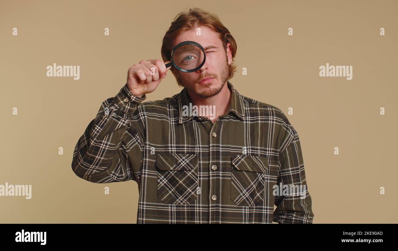 Investigator researcher scientist man holding magnifying glass near ...