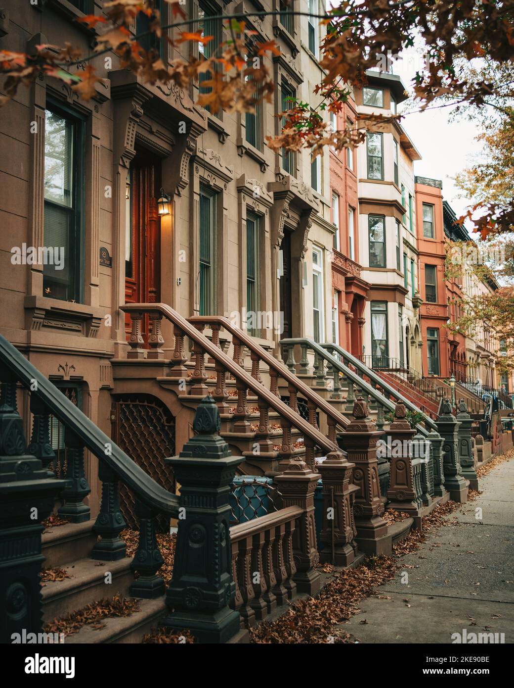 Row of brownstones new york hi-res stock photography and images - Alamy