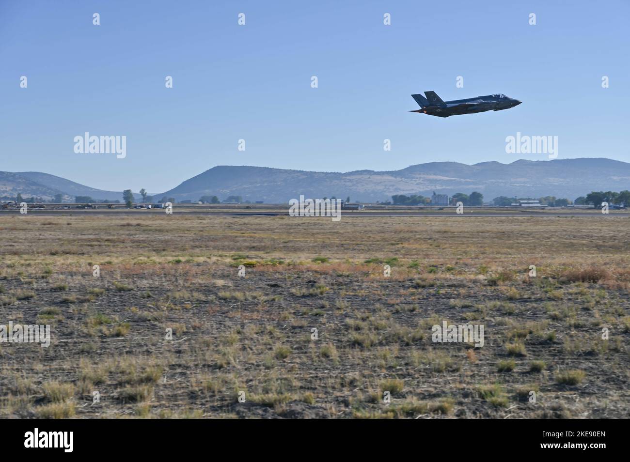 A U.S. Air Force F-35 Lightning II takes to the sky in front of the ...