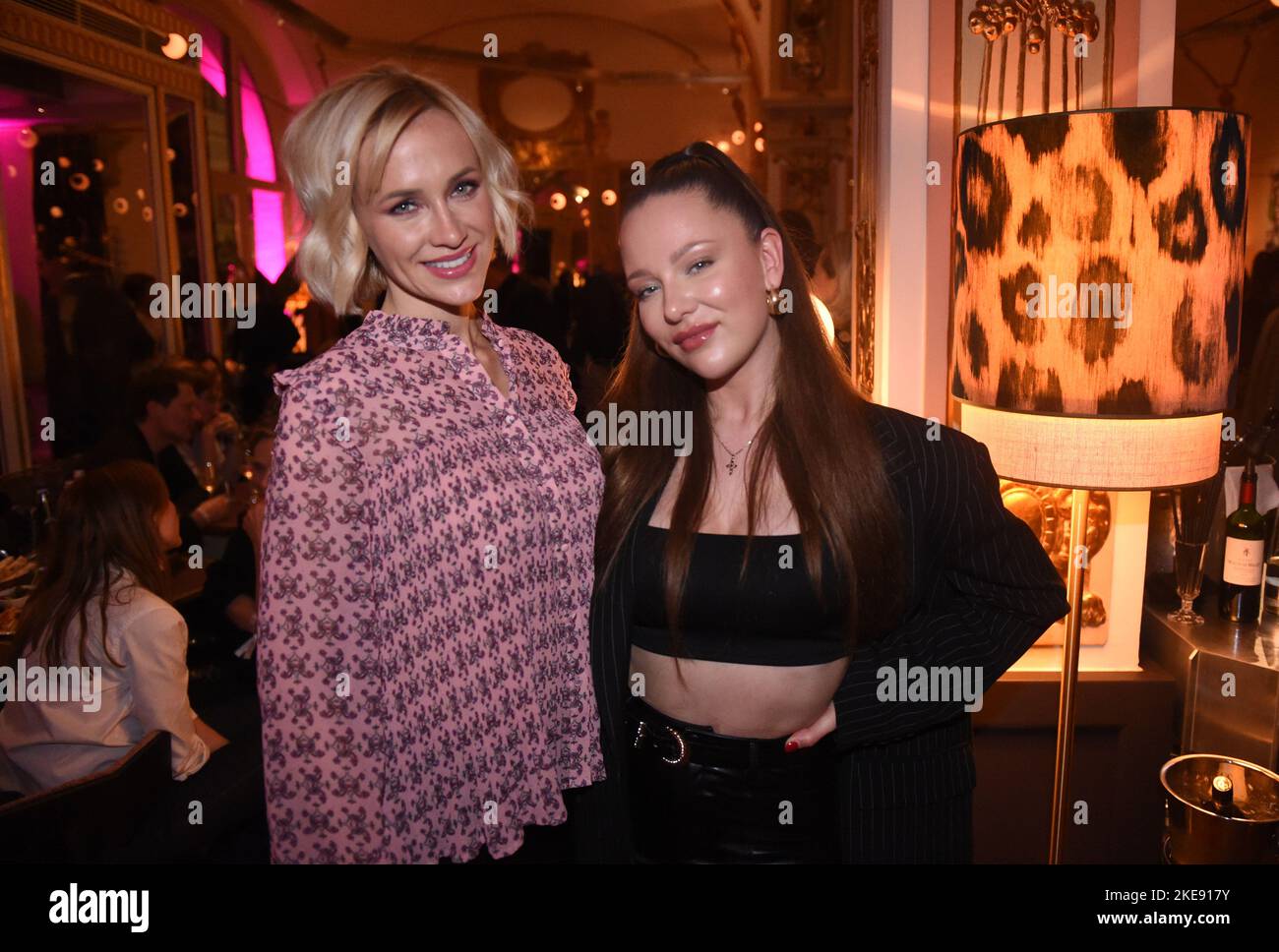 Munich, Germany. 10th Nov, 2022. Presenter Lisa Loch (l) and singer ...
