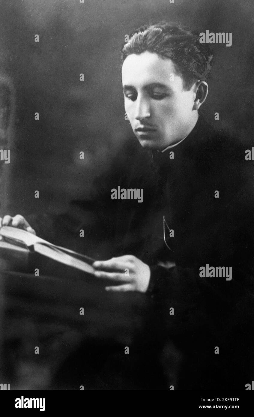 Priest 1900 hi-res stock photography and images - Alamy