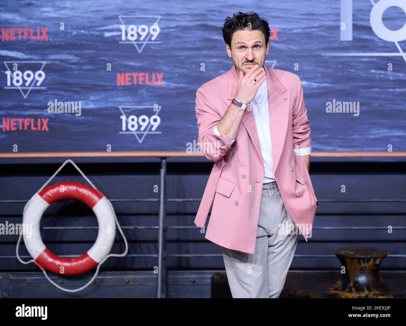 Berlin, Germany. 10th Nov, 2022. Dimitrij Schaad comes to the premiere ...