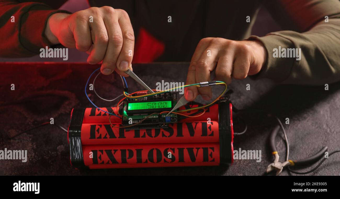 Bomb defusing hi-res stock photography and images - Alamy
