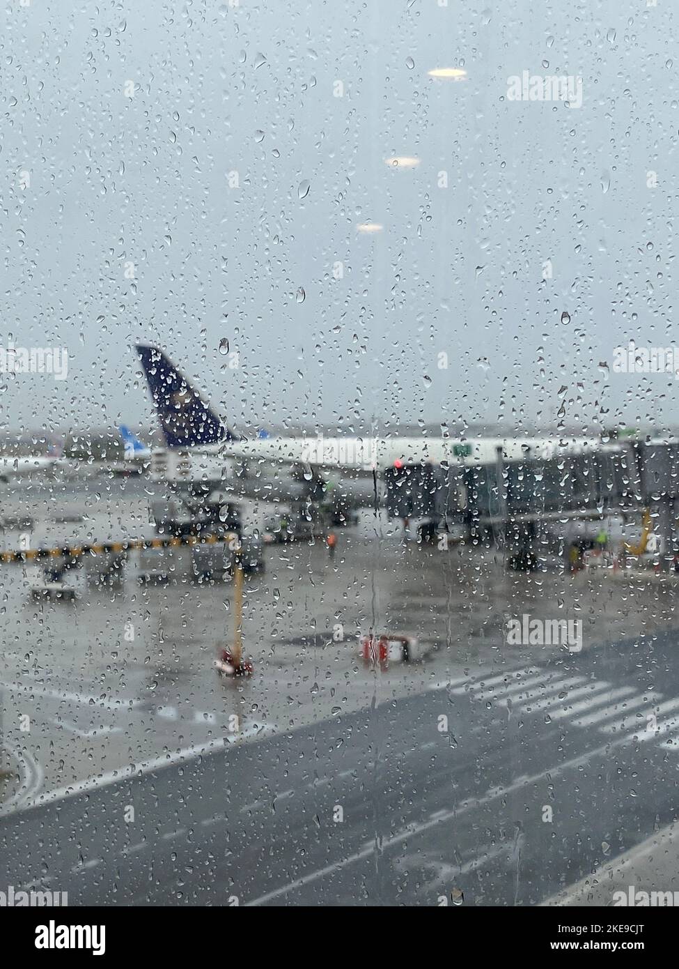 Airplane drops hi-res stock photography and images - Alamy