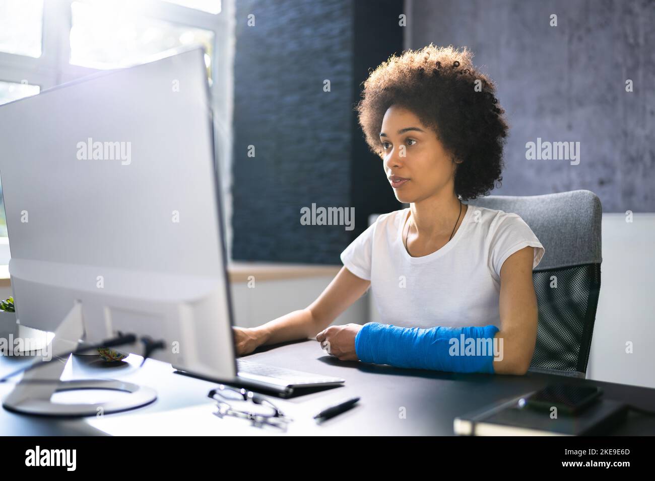 Woman with broken arm hi-res stock photography and images - Alamy