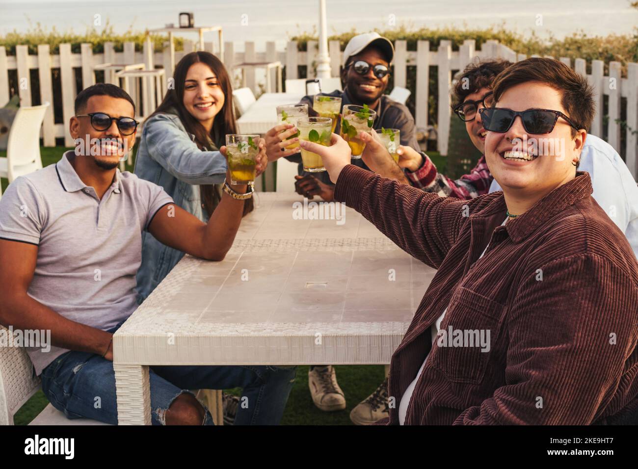 Drinking alcohol young peopl hi-res stock photography and images - Alamy