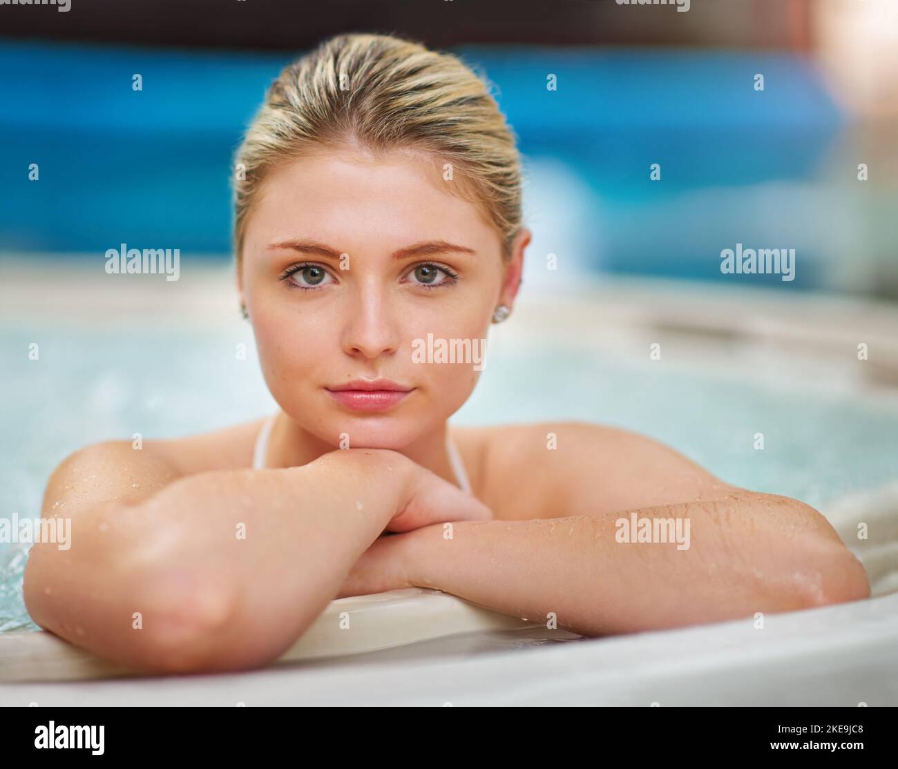 Pretty woman in jacuzzi spa hi-res stock photography and images - Alamy
