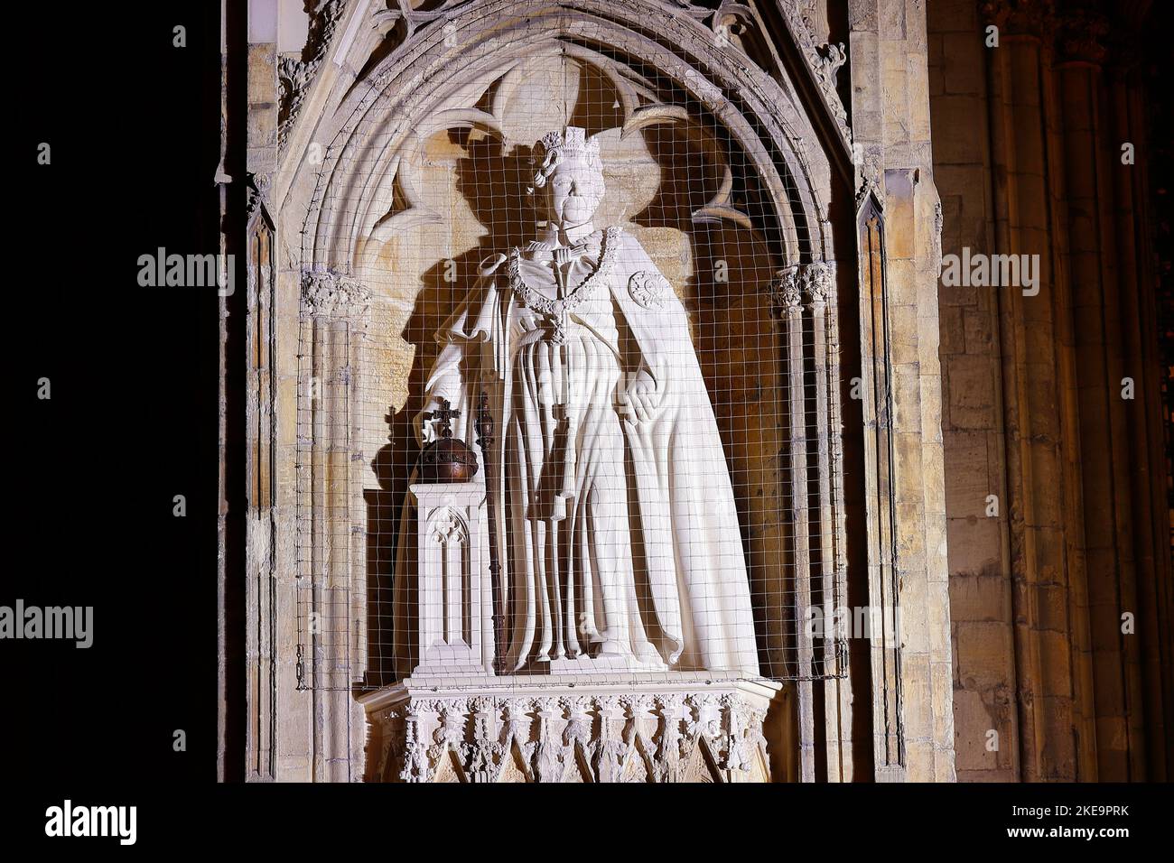 The new statue of the late Queen Elizabeth II by Richard Bossons and ...