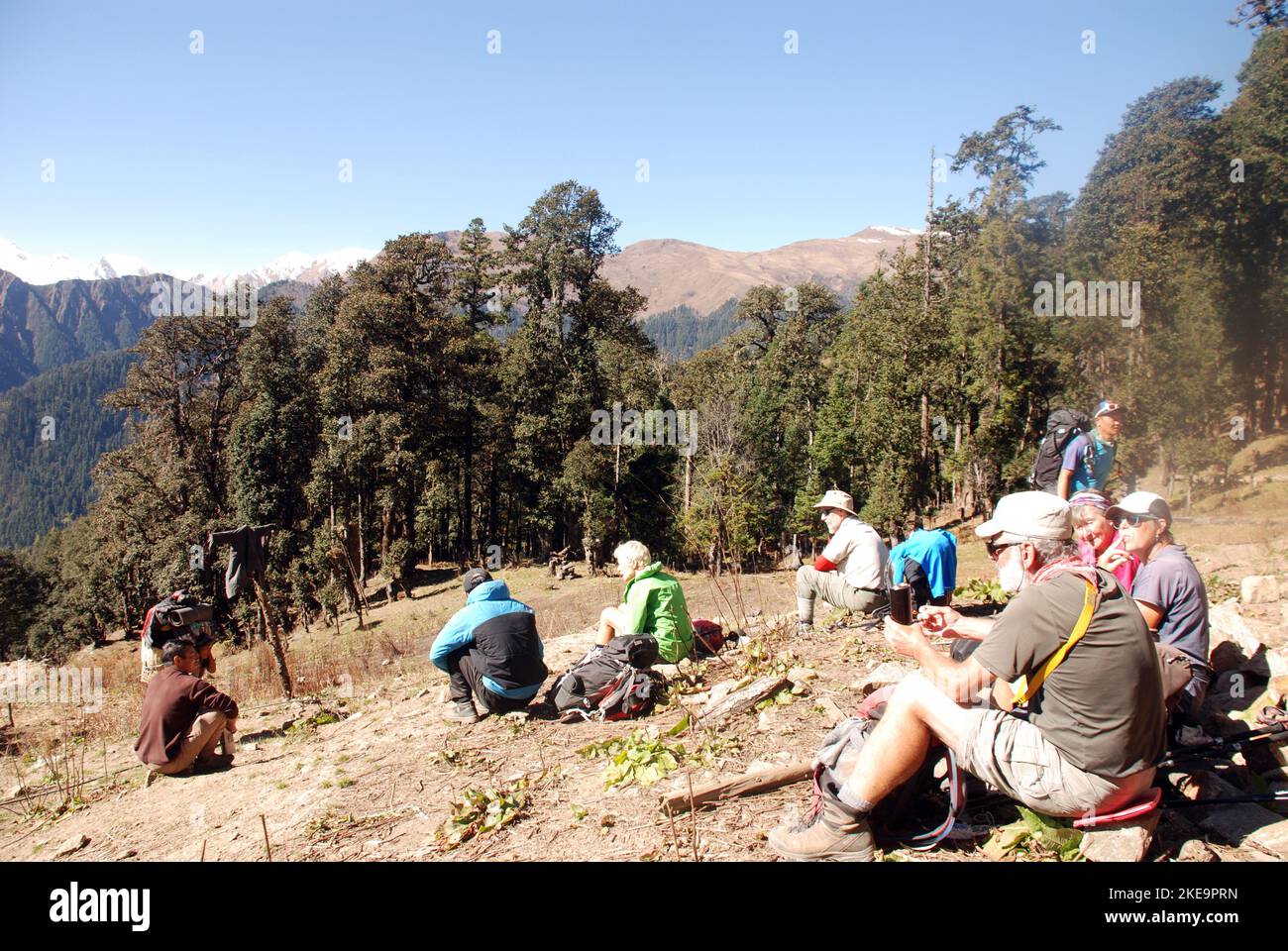 The great himalayan trail and trekkers hi-res stock photography and ...