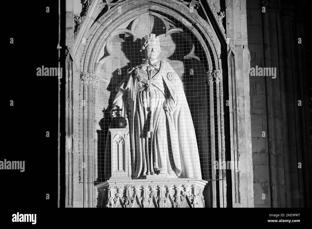 The new statue of the late Queen Elizabeth II by Richard Bossons and ...