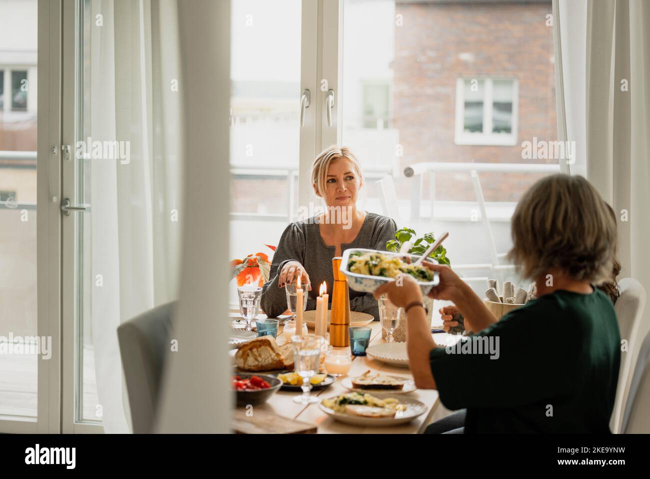 Family eating dinner at home Stock Photo - Alamy