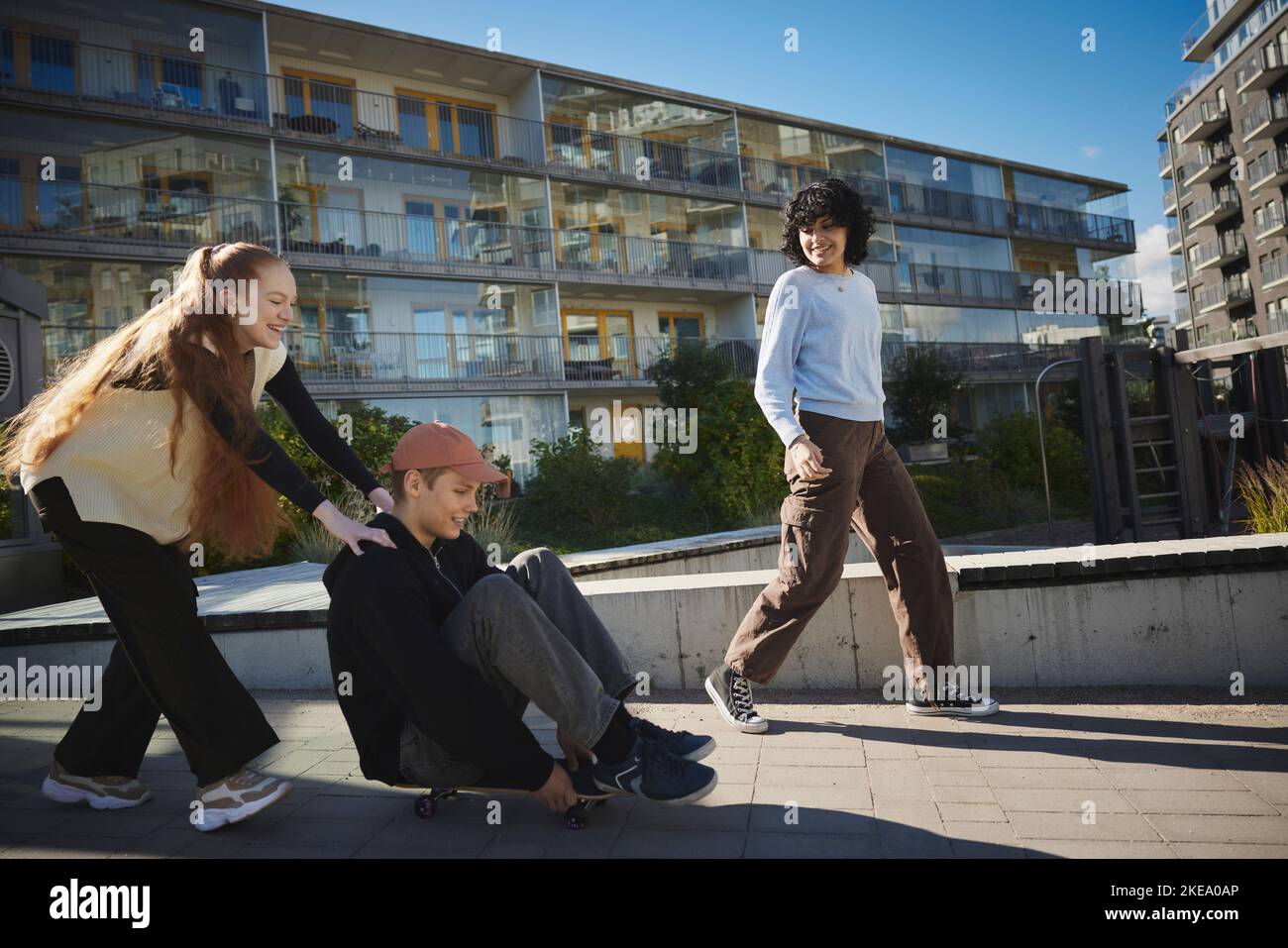 People hanging around flats hi-res stock photography and images - Alamy