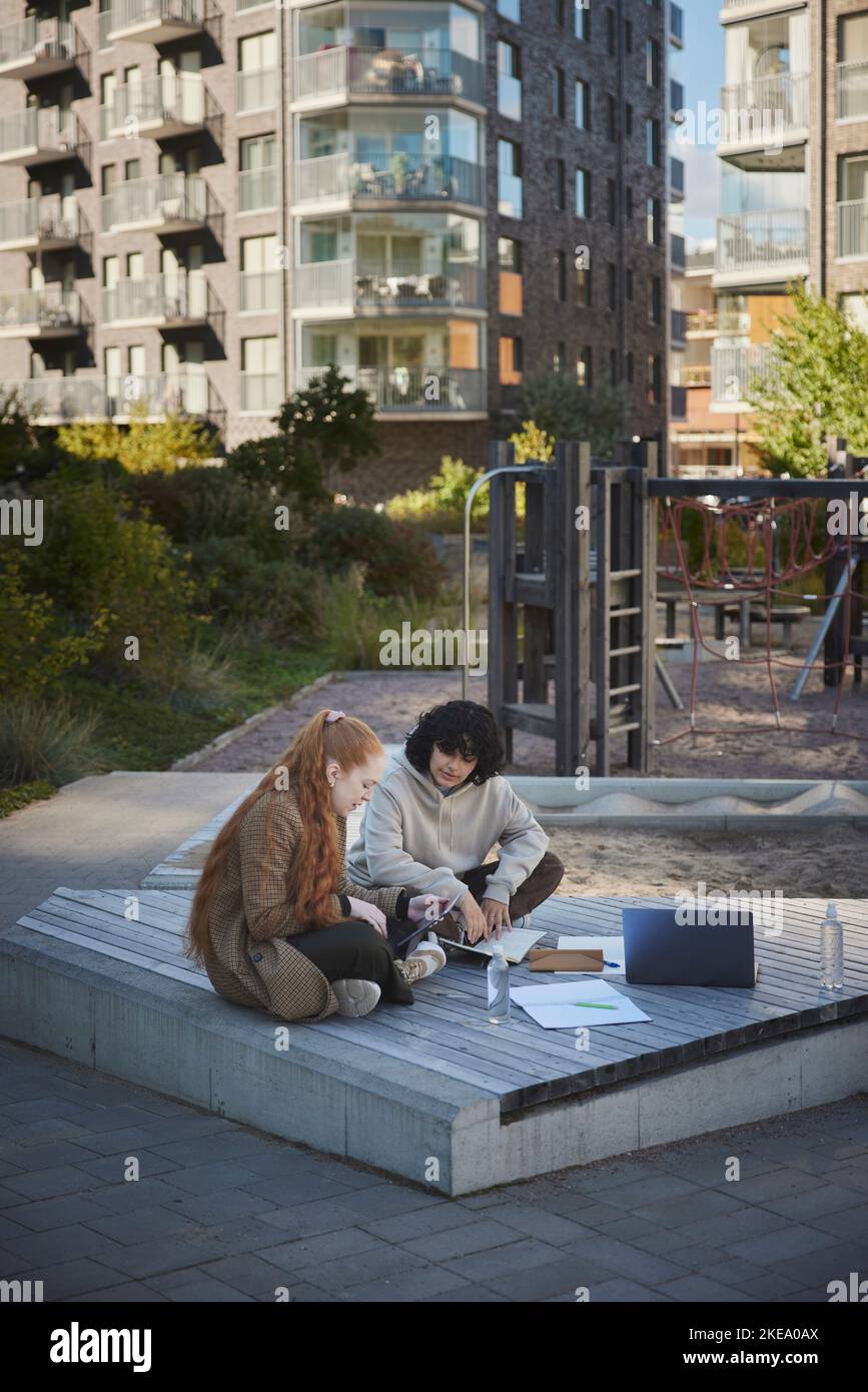 Learn friends hi-res stock photography and images - Alamy