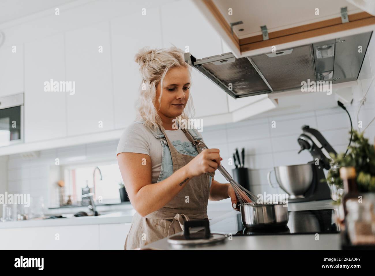 Human cooking hi-res stock photography and images - Alamy