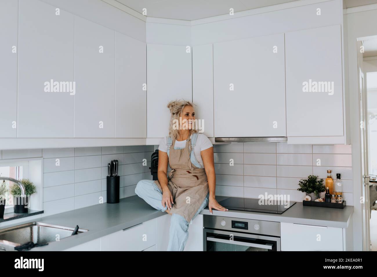 Lady in kitchen blonde hi-res stock photography and images - Alamy