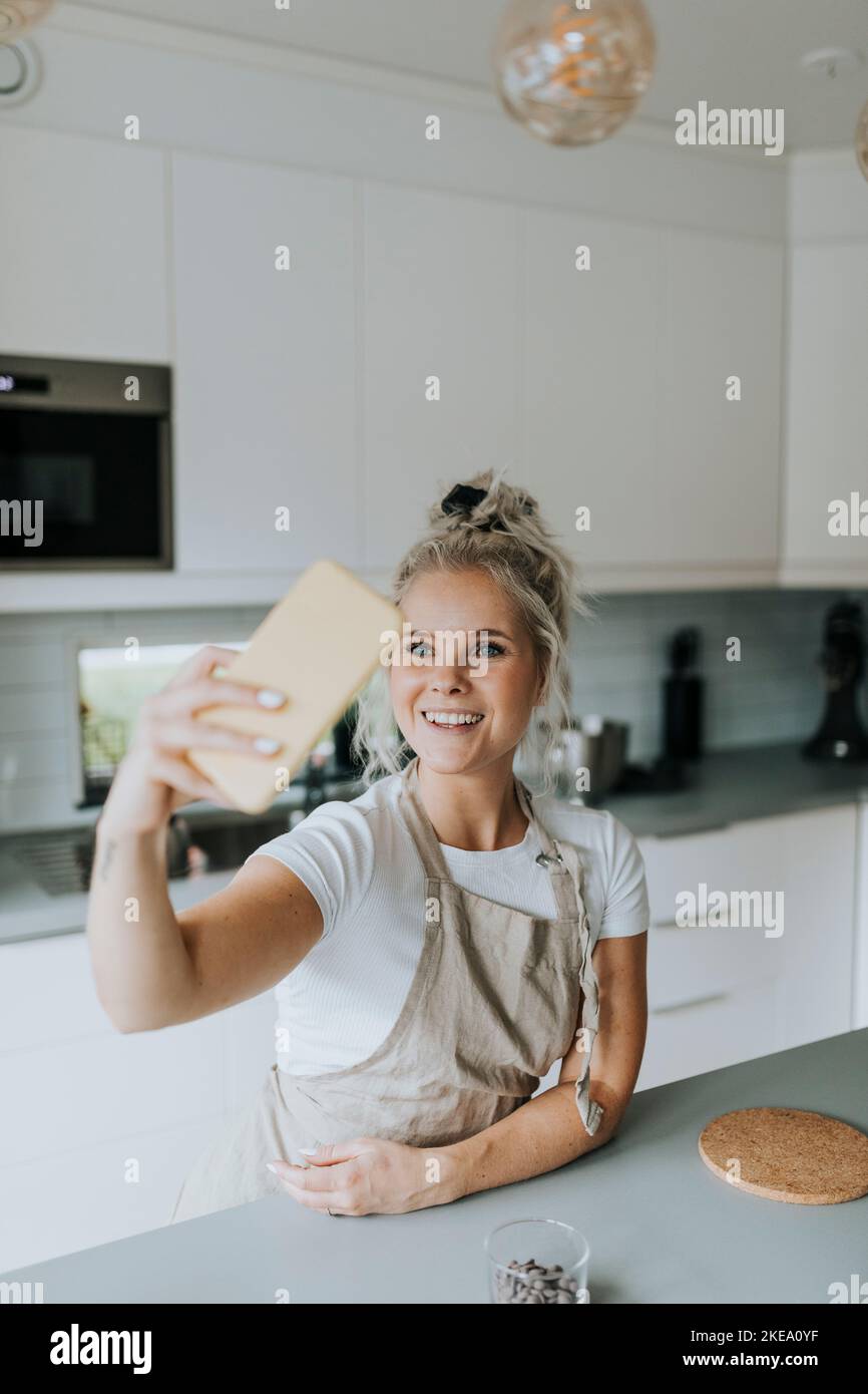 Women selfie kitchen hi-res stock photography and images - Alamy