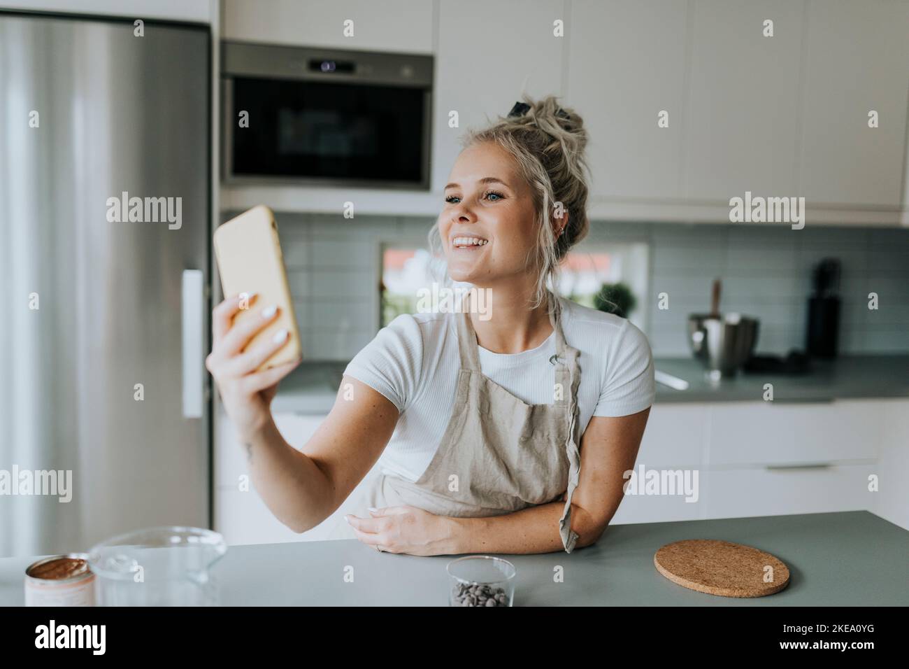 Women selfie kitchen hi-res stock photography and images - Alamy