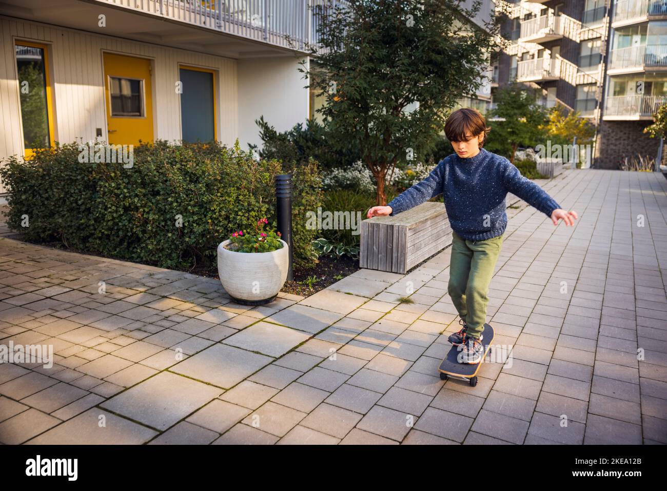 Boy outside house with skateboard hi-res stock photography and images ...