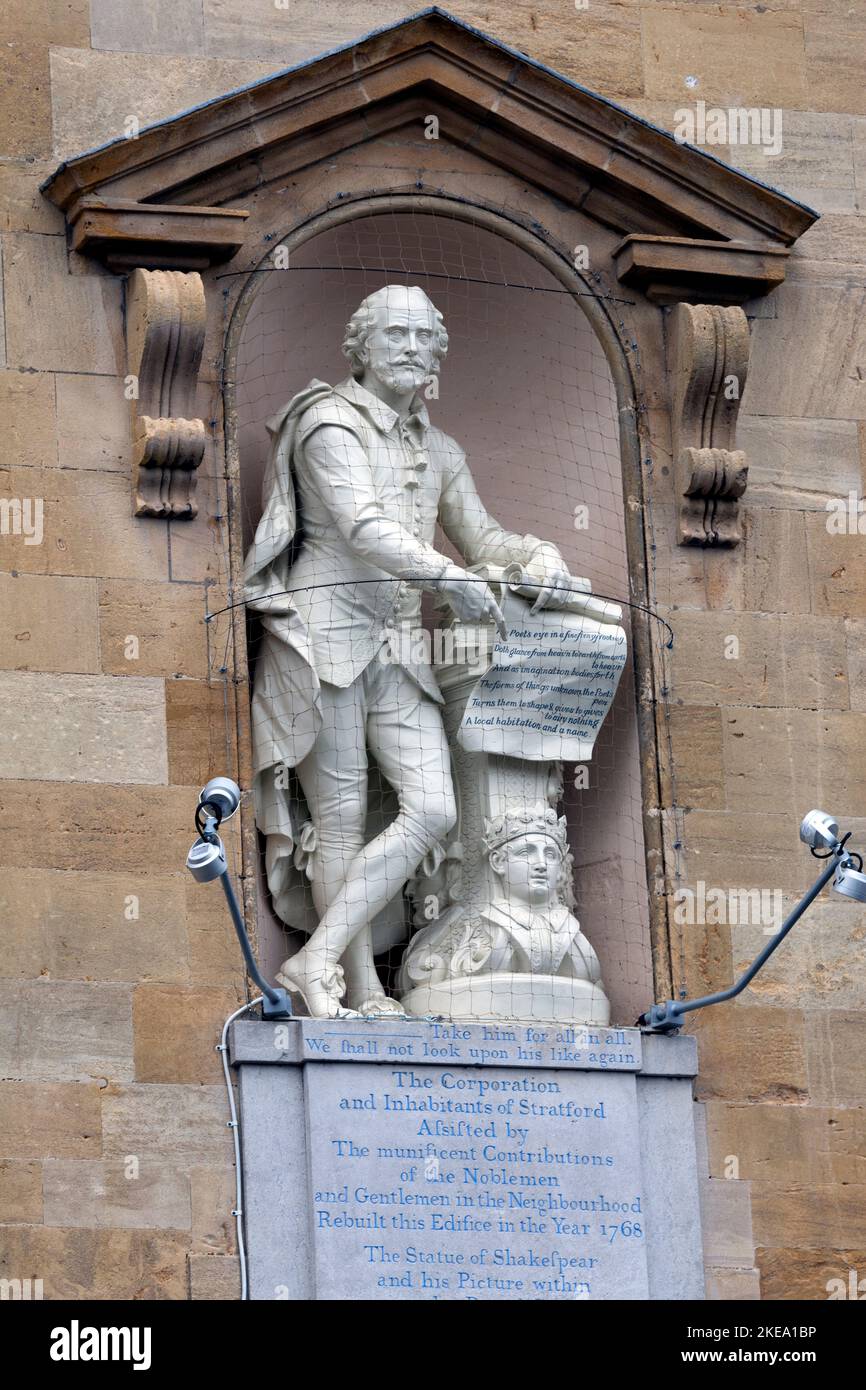 William Shakespeare statue on Stratford-upon-Avon town hall ...