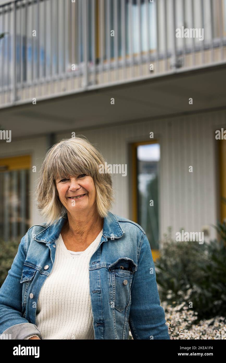 Woman outside apartment building hi-res stock photography and images ...