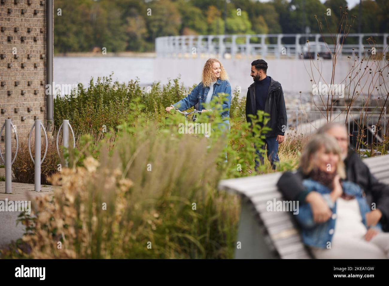 Neighbors talking hi-res stock photography and images - Alamy