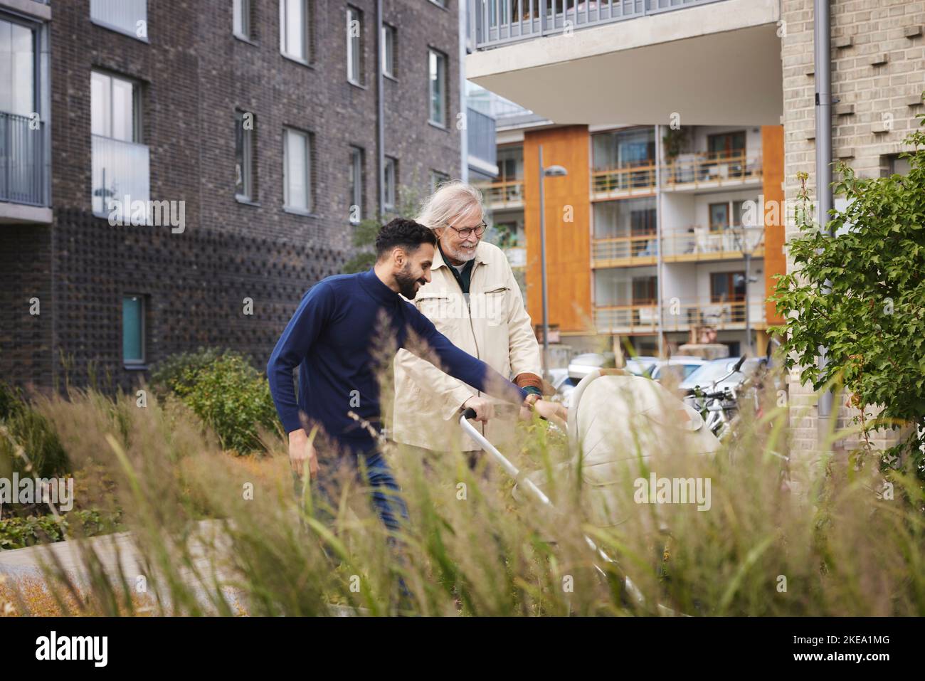 Men talking in front hi-res stock photography and images - Alamy