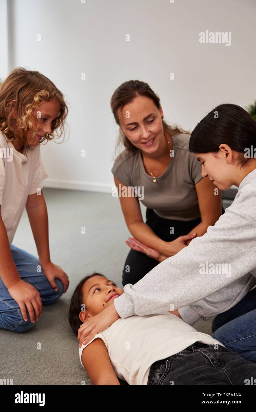 Teacher giving first aid training Stock Photo - Alamy