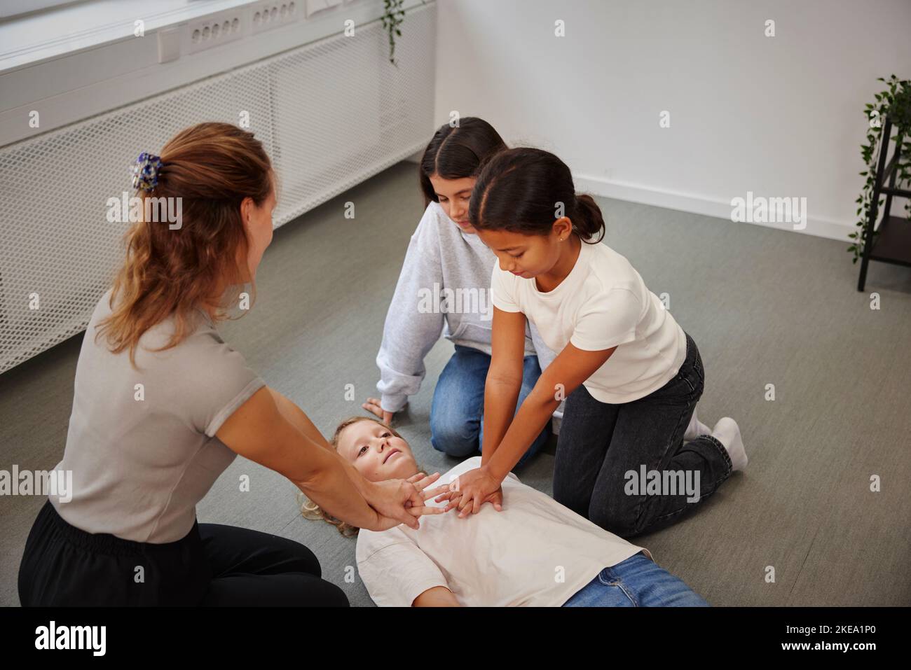 Teacher giving first aid training Stock Photo - Alamy