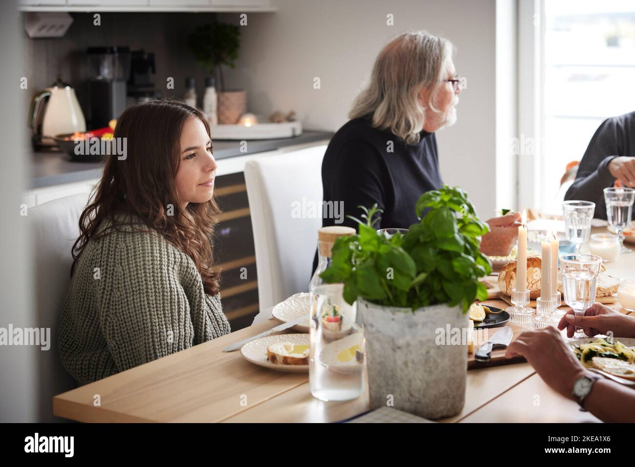 Family eating dinner at home together Stock Photo - Alamy
