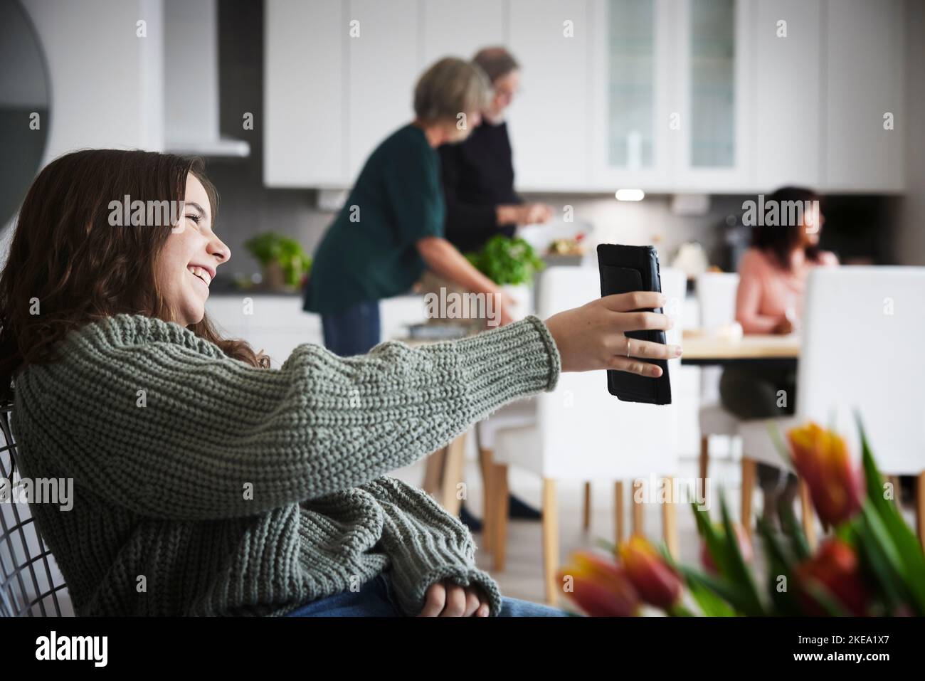 Teenager house party indoor hi-res stock photography and images - Alamy