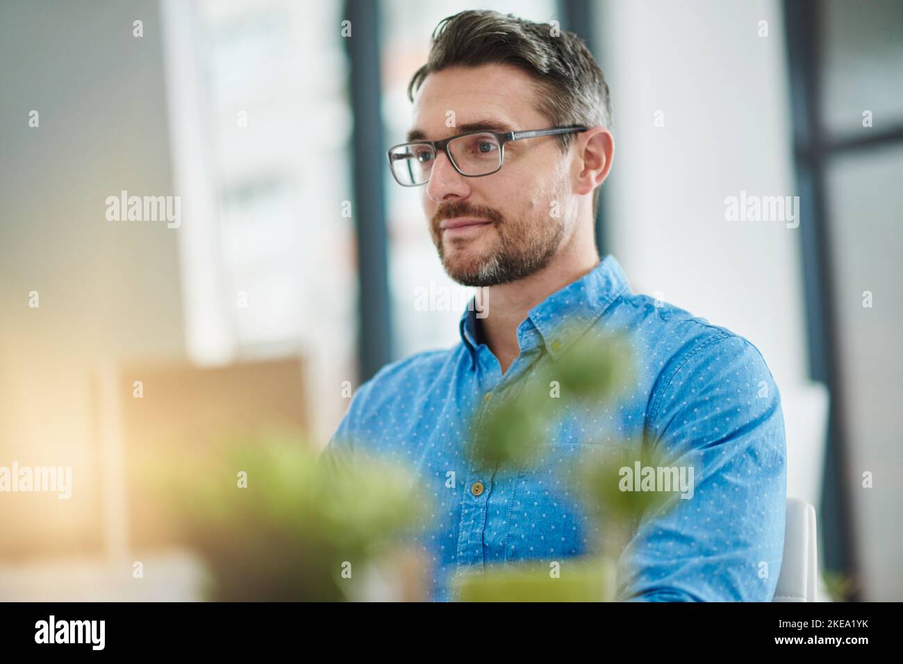 Focused worker hi-res stock photography and images - Alamy