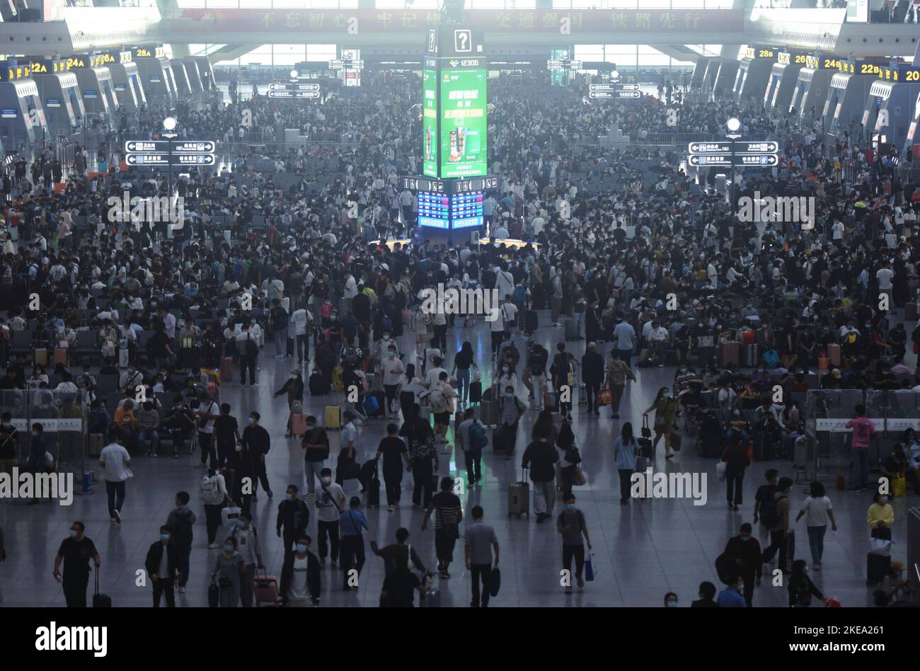 Passengers in the waiing hall at the Hangzhoudong Railway Station in ...