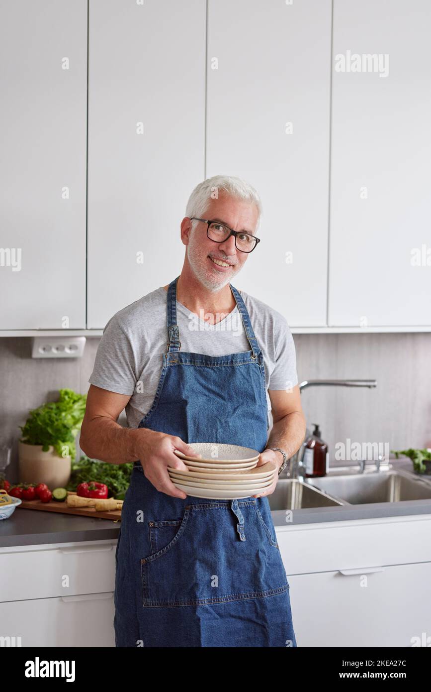 Man holding plates hi-res stock photography and images - Alamy