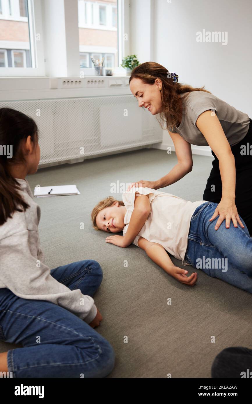 Teacher giving first aid training Stock Photo - Alamy