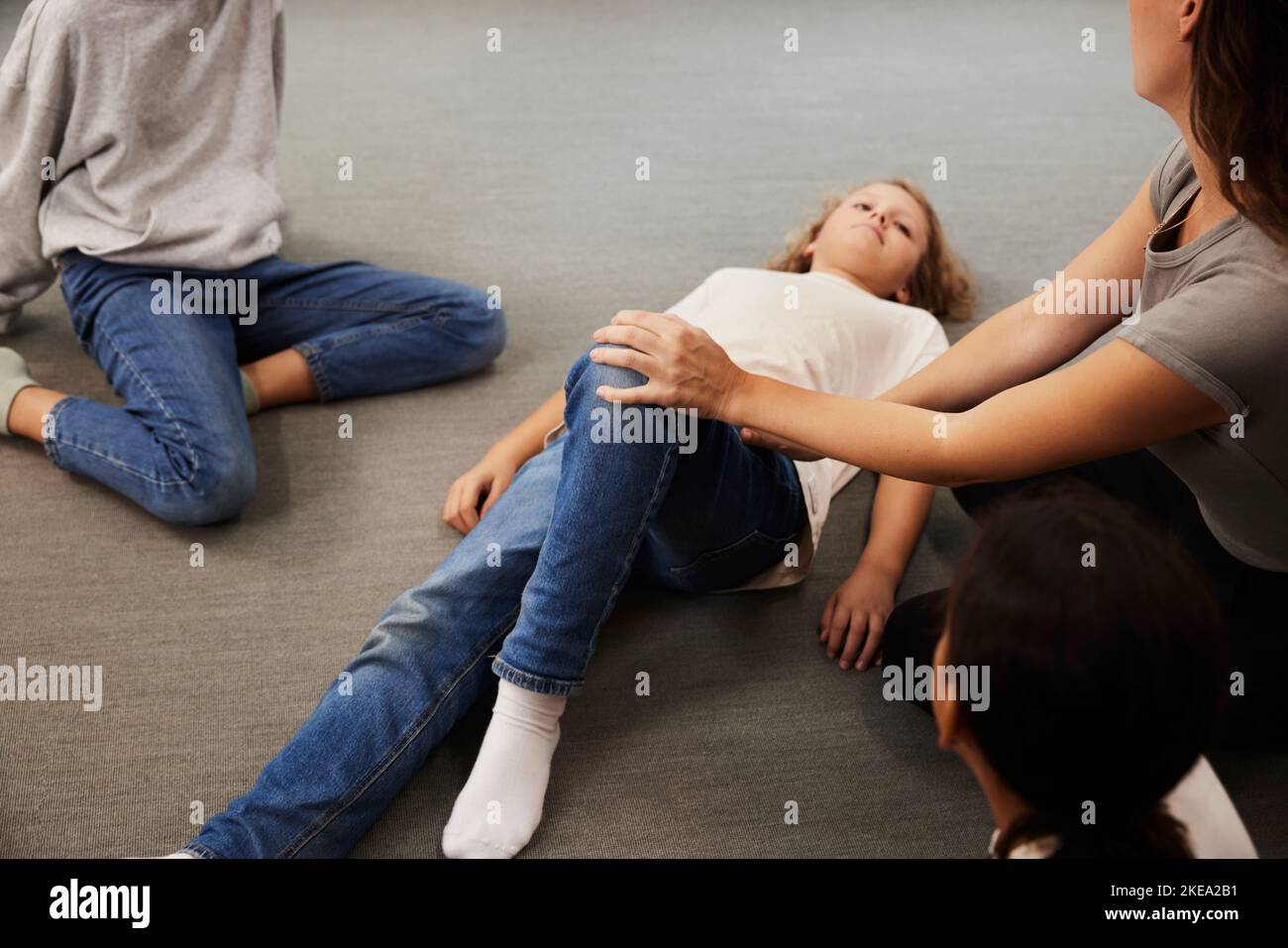 Teacher giving first aid training Stock Photo - Alamy