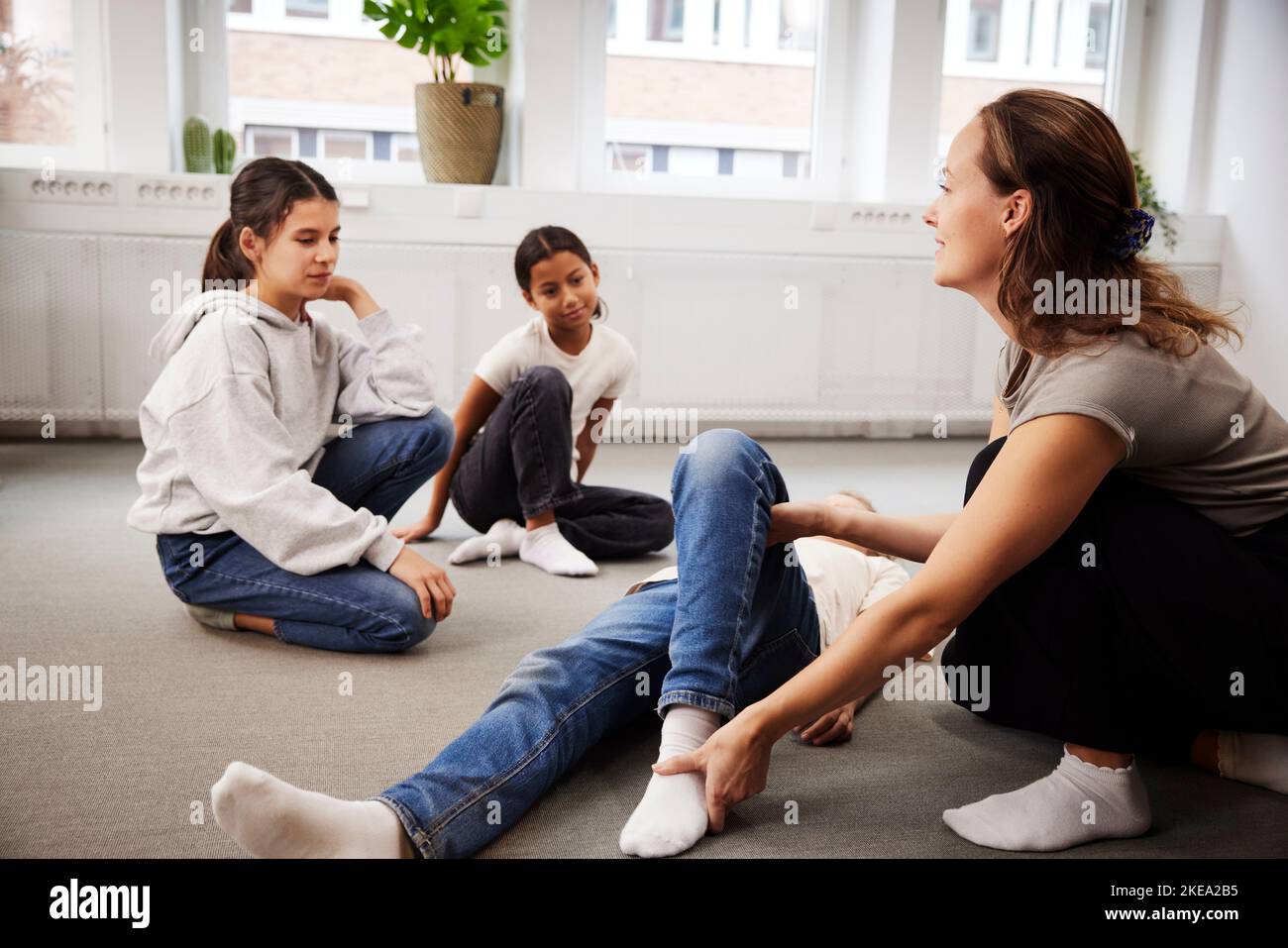 Teacher giving first aid training Stock Photo - Alamy