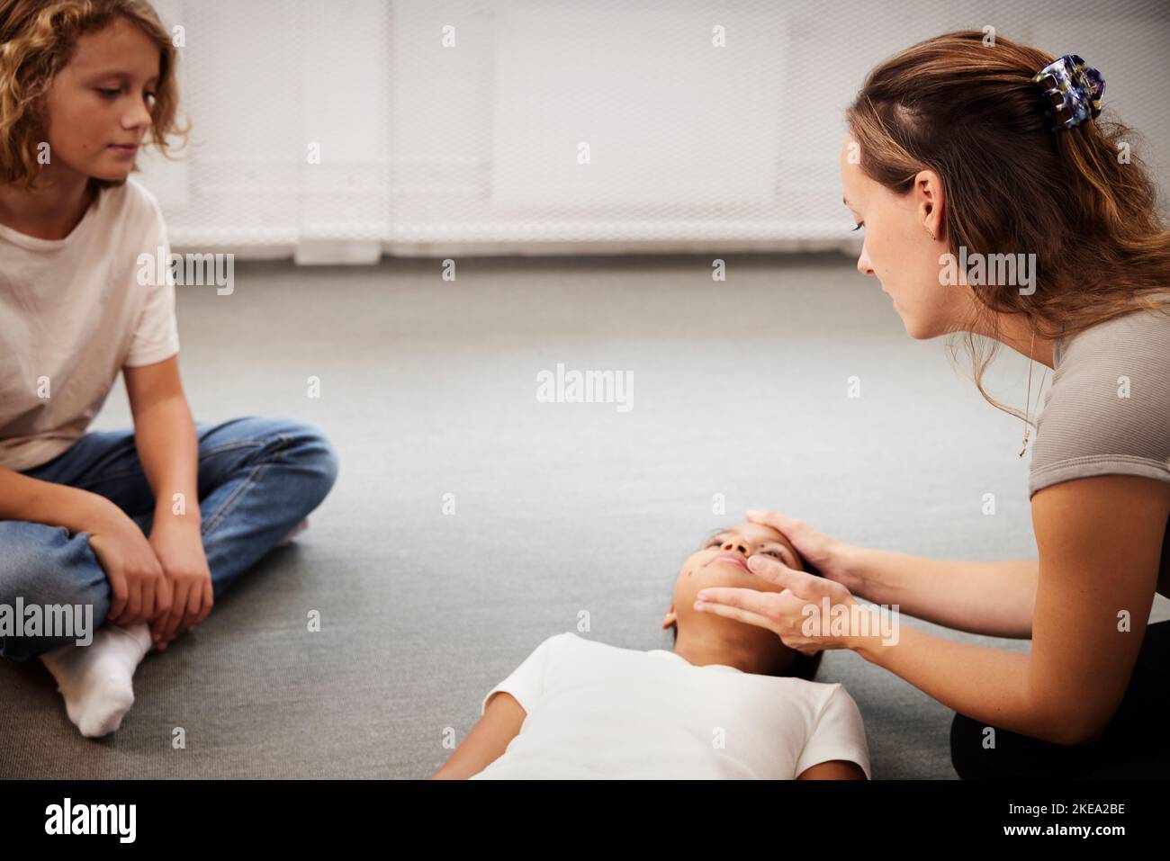 Teacher giving first aid training Stock Photo - Alamy