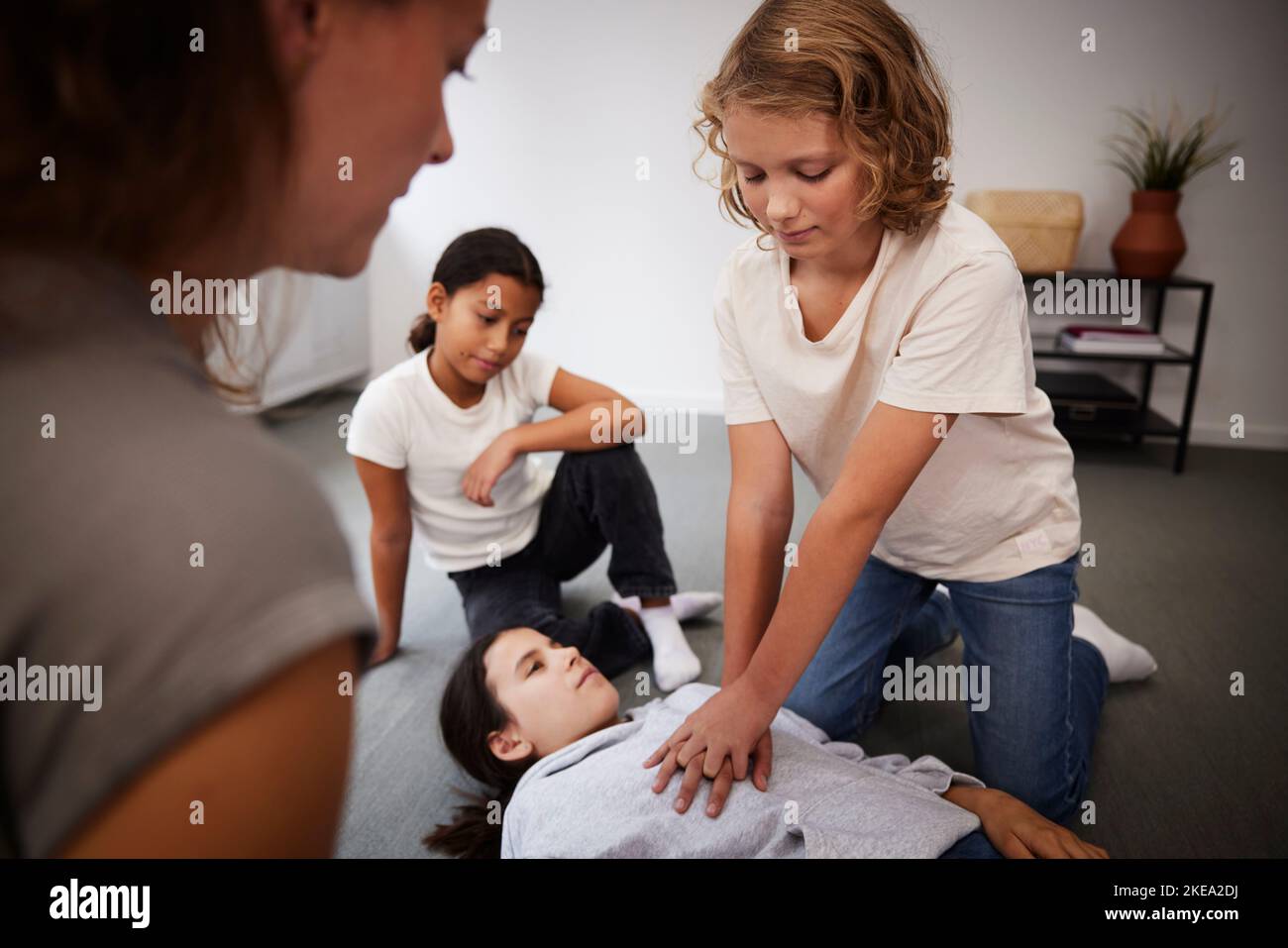 Teacher giving first aid training Stock Photo - Alamy