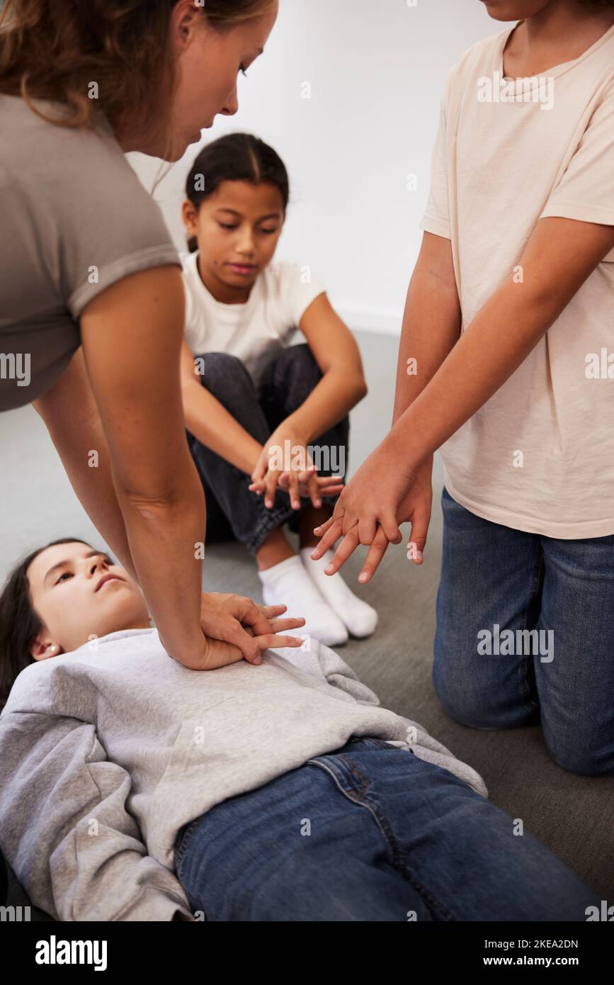 Teacher giving first aid training Stock Photo - Alamy