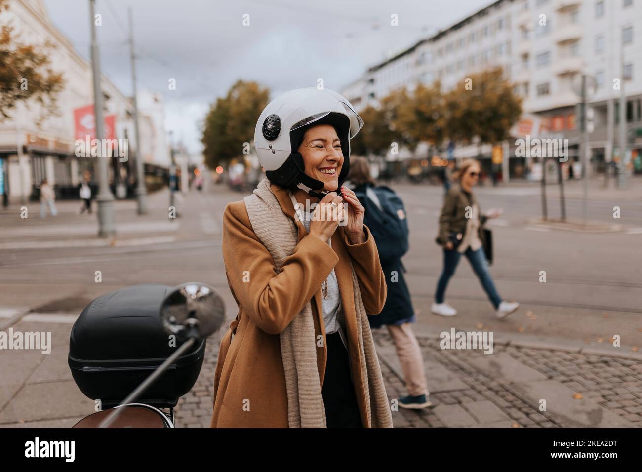 Putting helmet hi-res stock photography and images - Alamy