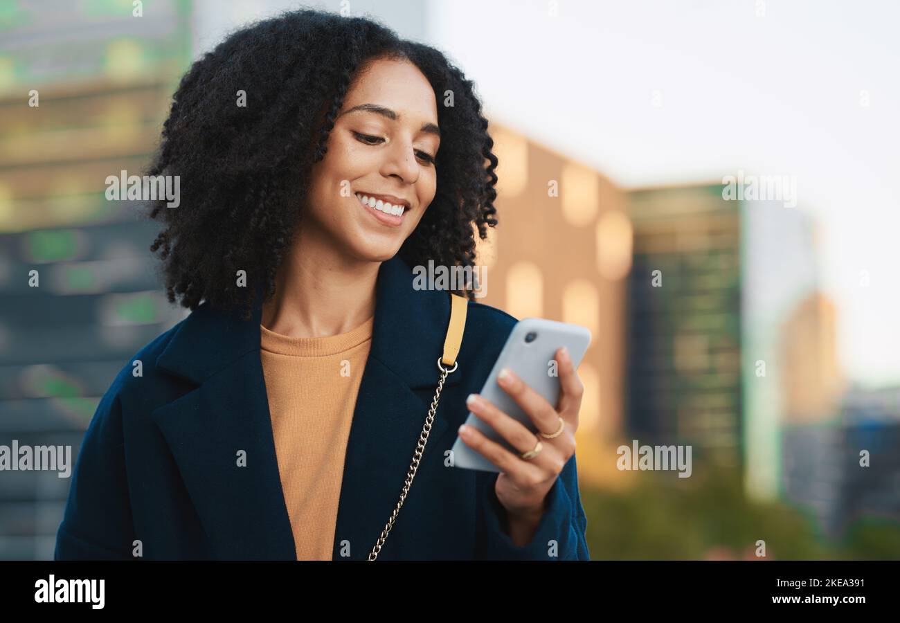 Girl typing reading text message hi-res stock photography and images - Alamy