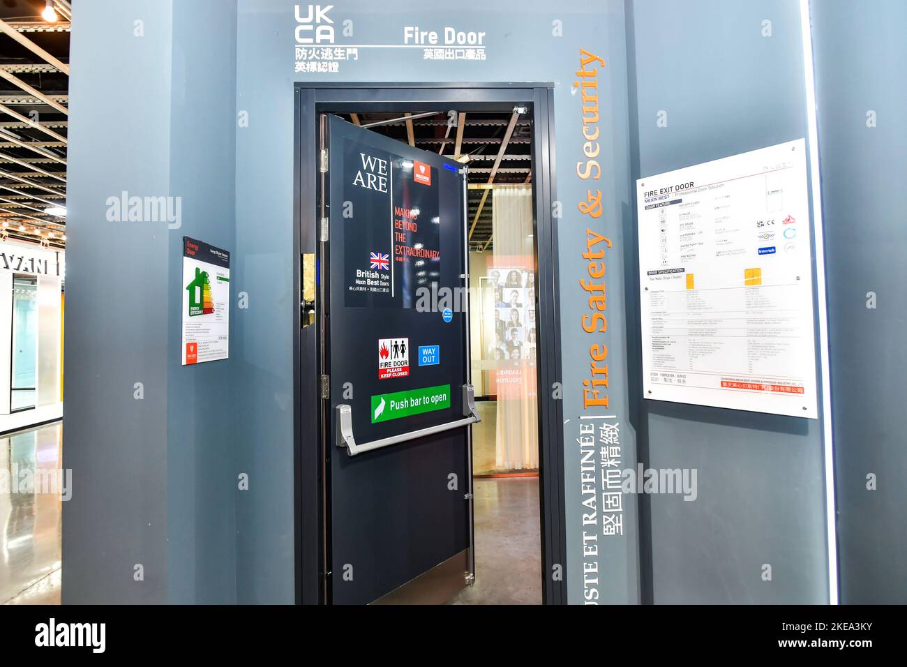 In the exhibition hall of Chongqing Maxim's Group, the door products ...