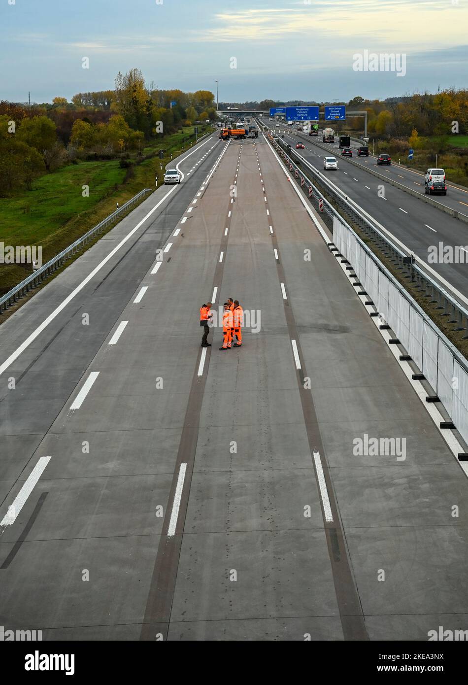 Velten, Germany. 11th Nov, 2022. The section of the A10 Havelland ...