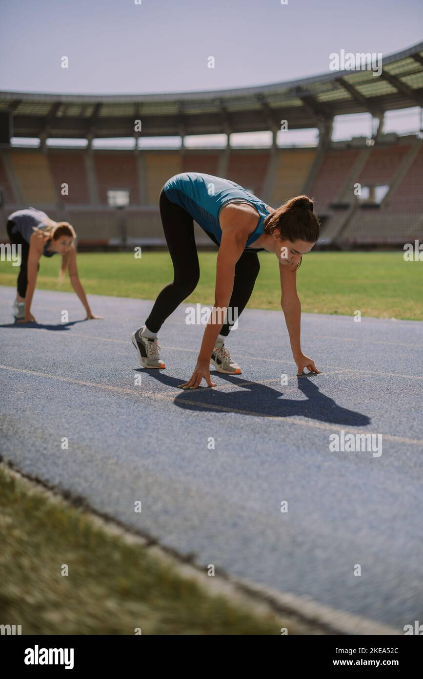 Girls sprinting hi-res stock photography and images - Alamy
