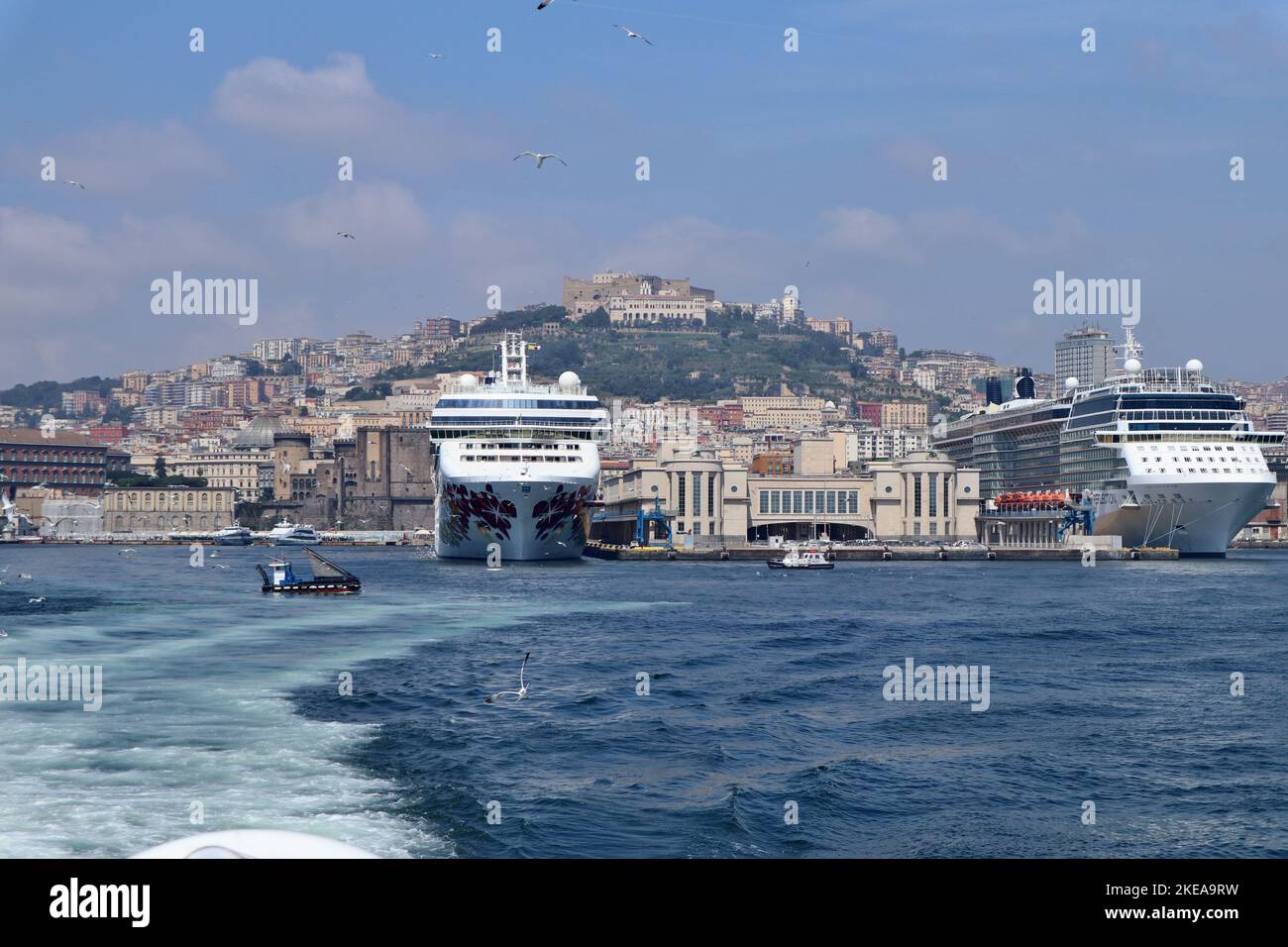 Navi da crociera in porto hi-res stock photography and images - Alamy