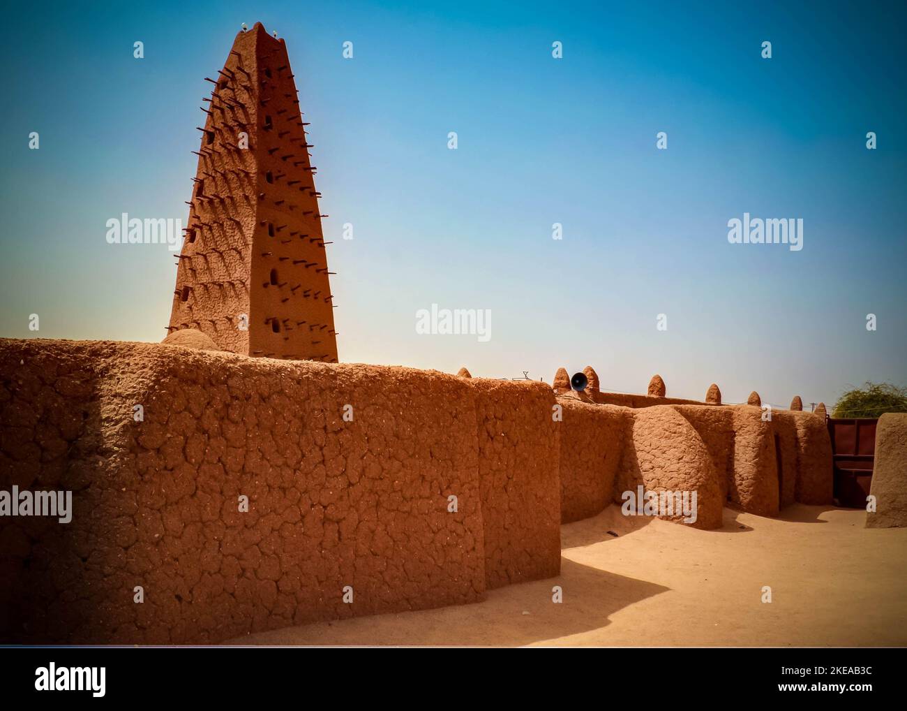 Exterior view to Grand mosque of Agadez in Niger Stock Photo - Alamy