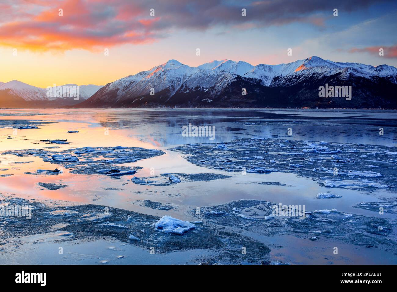 Morgenstimmung über dem mit Eisschollen bedeckten Turnagain Arm und den ...