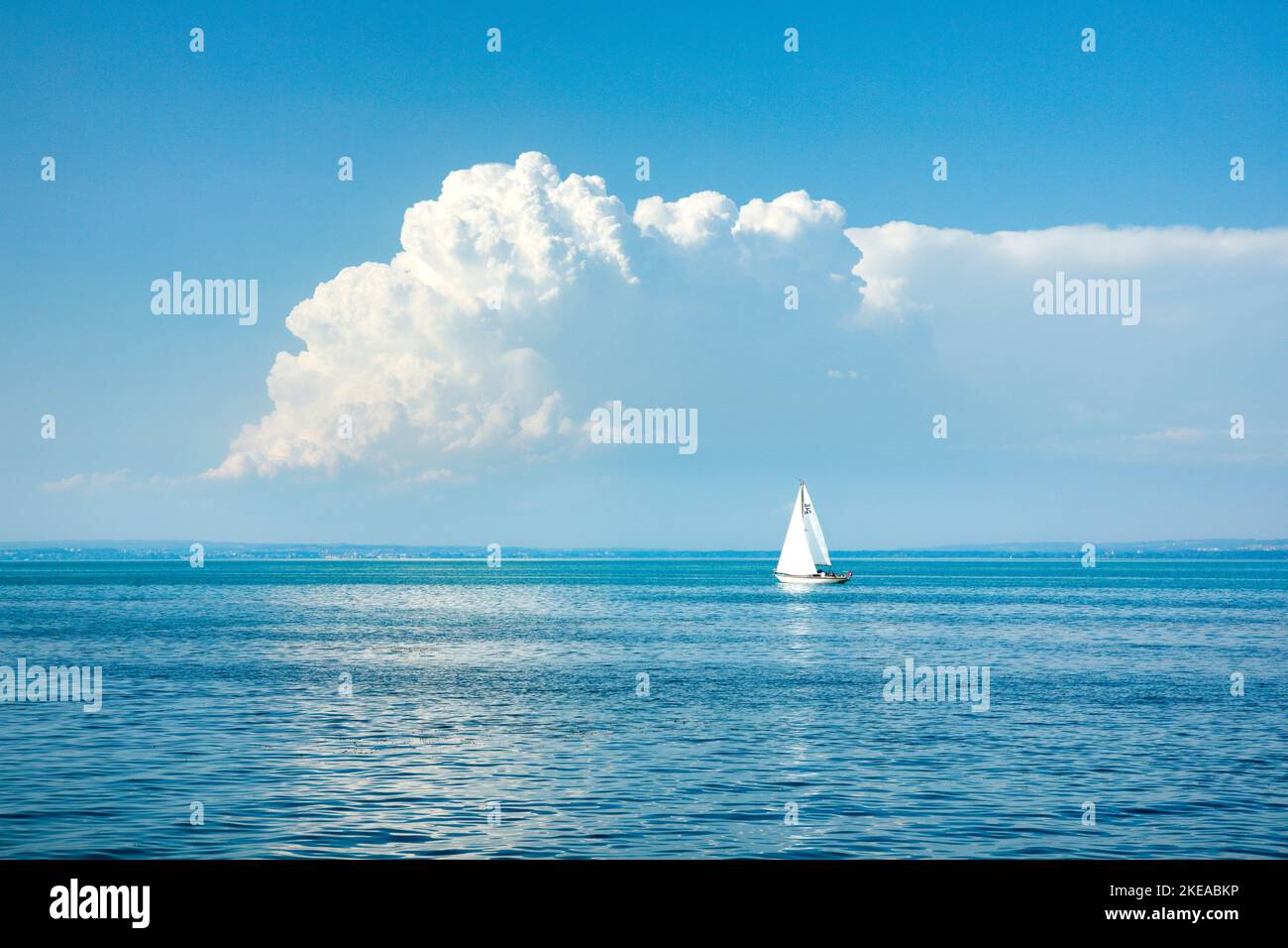Weisses Segelboot auf dem türkisblauen Wasser des Bodensee mit ...