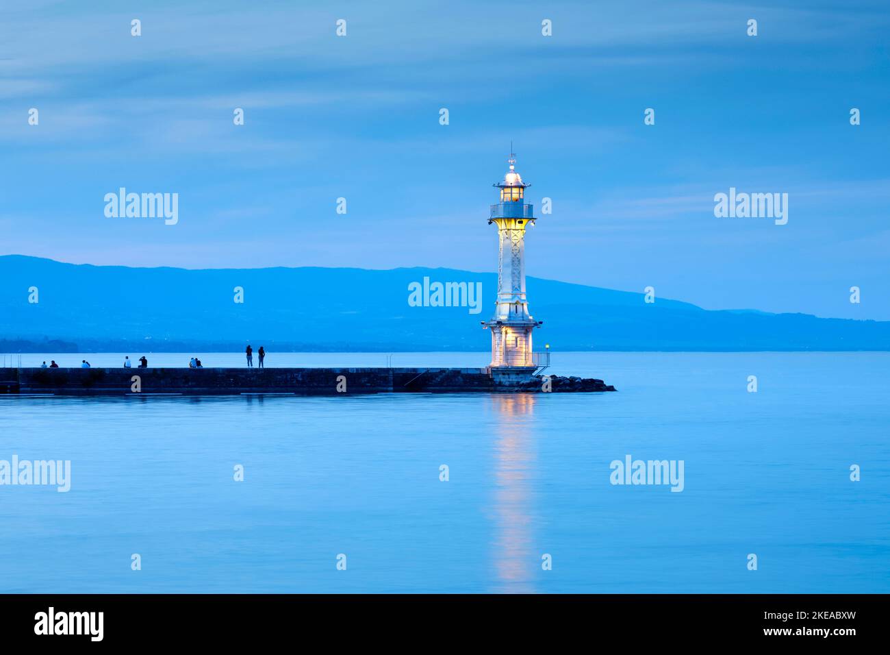 Touristen geniessen die Abenddämmerung neben demLeuchtturm bei der ...