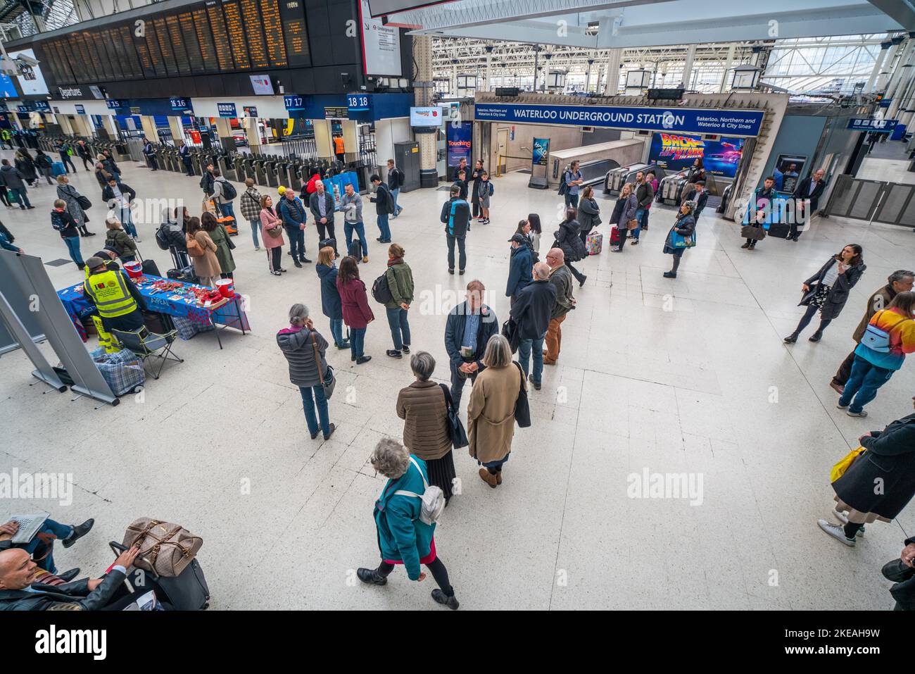 London UK. 11 November 2022. Members of the public observe a 2 minute ...